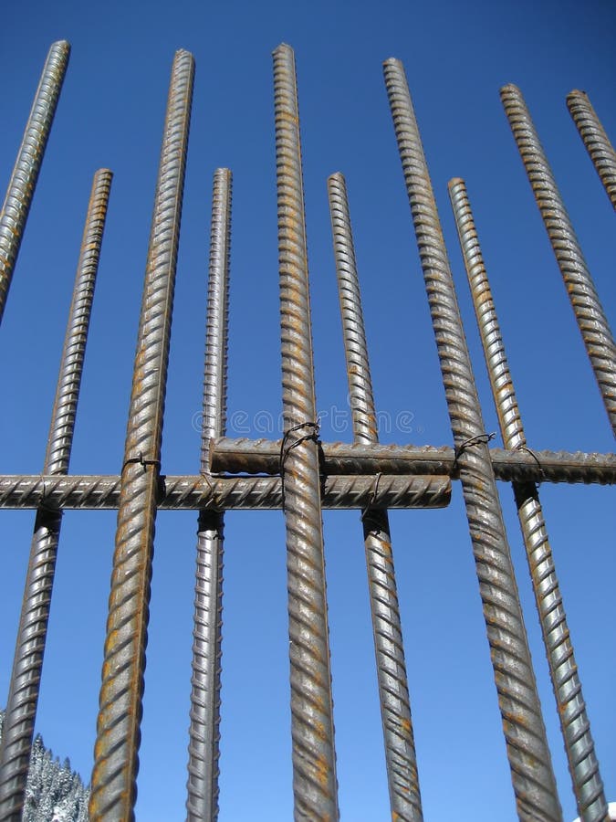 Fer pour la construction image stock. Image du ciel, brun - 8279215