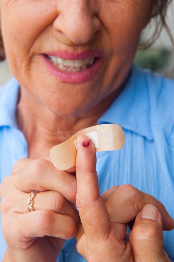 Ferida Ensanguentado Do Dedo Do Curativo Da Mulher Foto de Stock ...