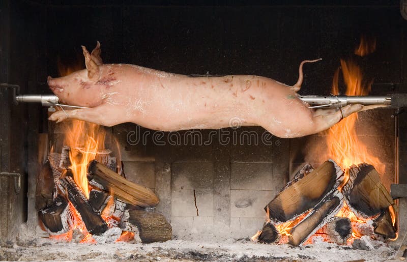 Ferkel auf einem Spucken stockbild. Bild von nahrung, mahlzeit - 7082489