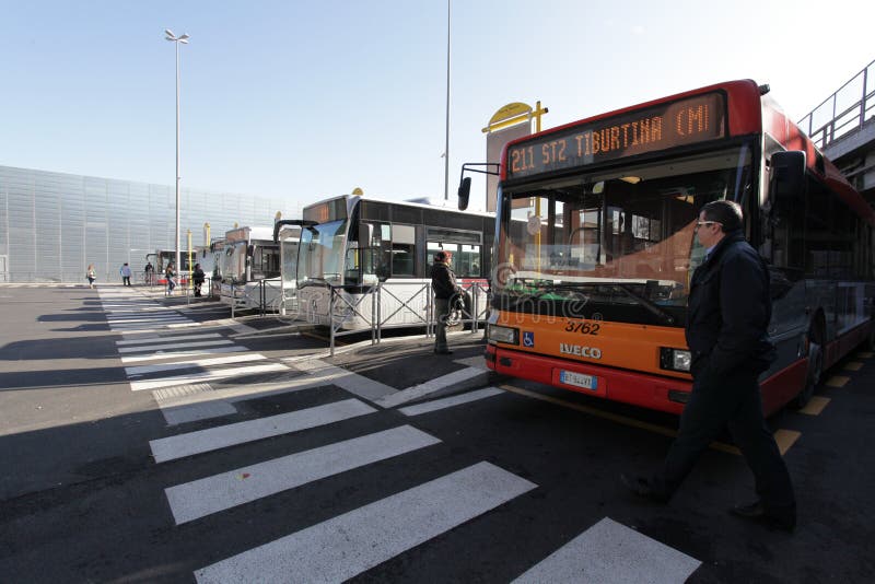 Fermata Dell'autobus a Roma Immagine Stock Editoriale - Immagine di ...