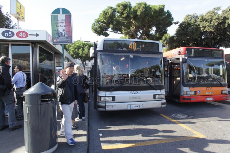 Fermata Dell'autobus a Roma Immagine Editoriale - Immagine di autobus ...