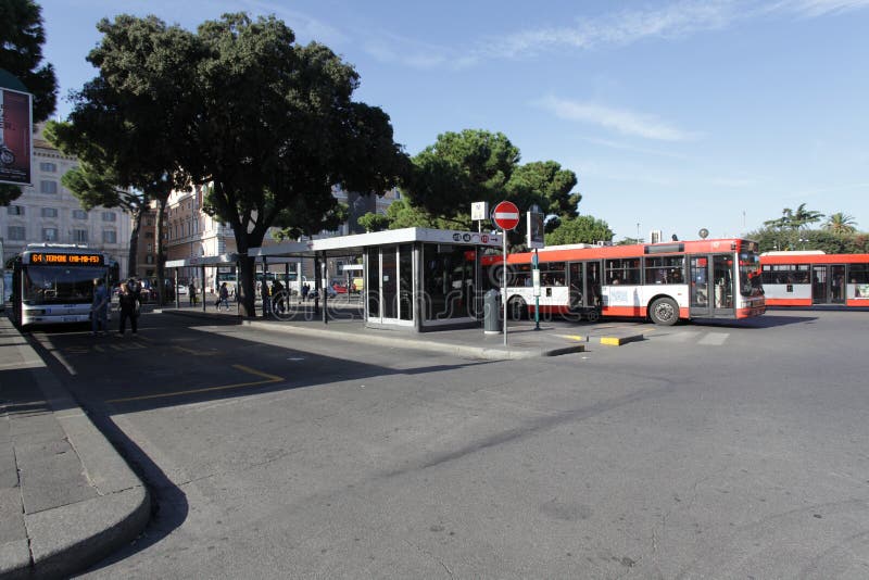 Fermata Dell'autobus A Roma Fotografia Editoriale - Immagine di apollo ...
