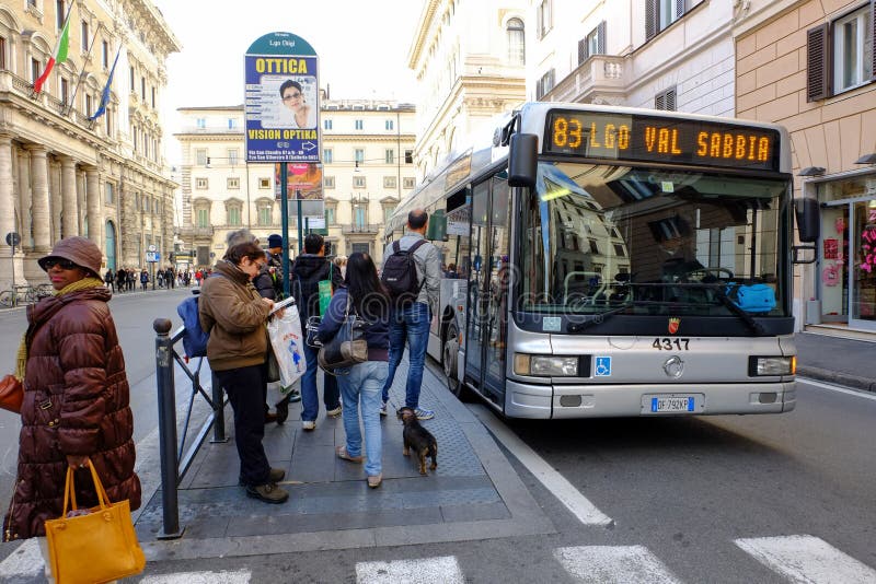 Fermata Dell'autobus a Roma Immagine Stock Editoriale - Immagine di ...