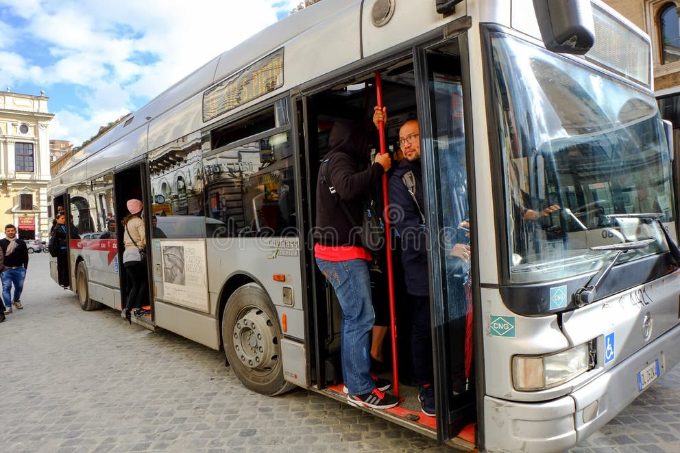 Fermata Dell'autobus a Roma Fotografia Editoriale - Immagine di veicolo ...