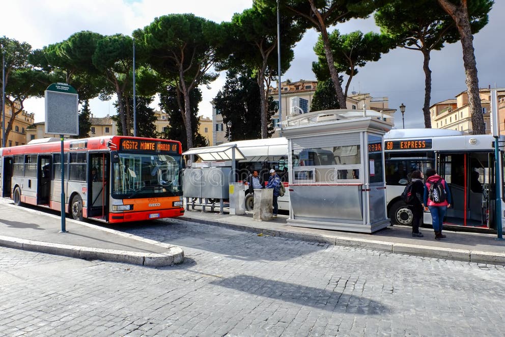 Fermata Dell'autobus a Roma Fotografia Editoriale - Immagine di veicolo ...