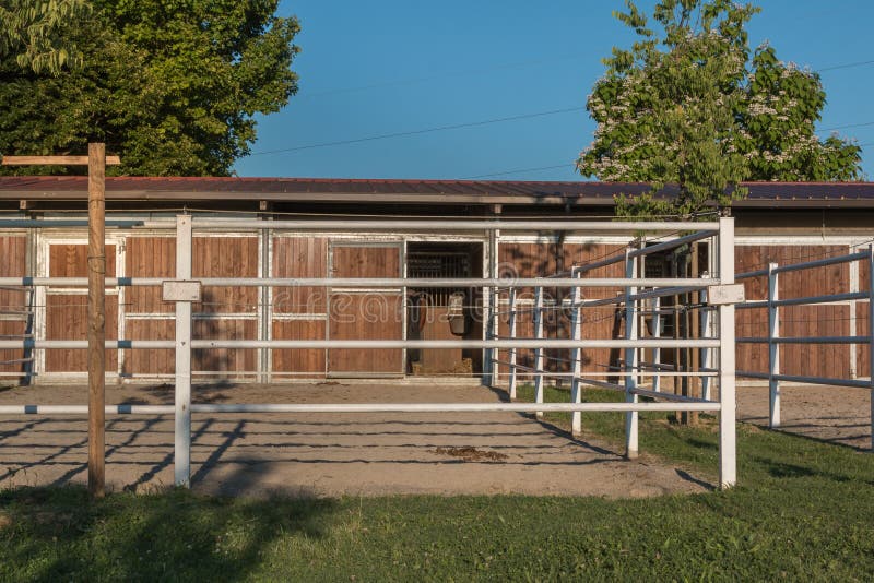Ferme Animale De Corral : Champ Vide Pour Des Chevaux Image stock ...