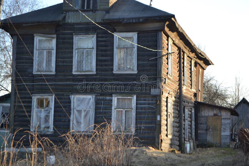 Ferme Dans Le Village D'Ust-Slavyanka, Russie. Photo stock - Image du ciel, toit: 39637378