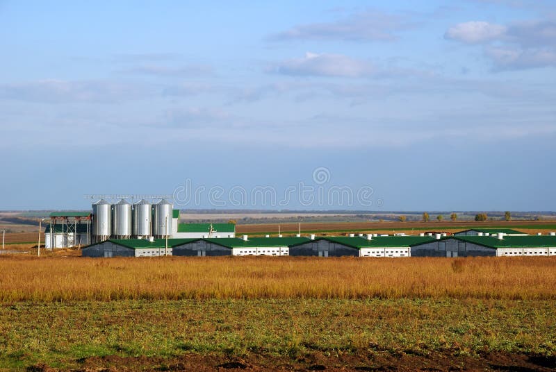 Ferme moderne photo stock. Image du cottage, horizontal - 3320916