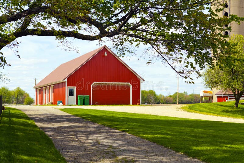 Ferme Américaine De Famille - Grange Et Entraîneur Rouges Photo stock ...