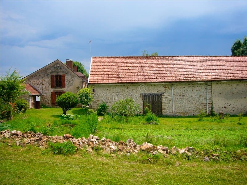 Ferme traditionnelle photo stock. Image du résidentiel - 239570566