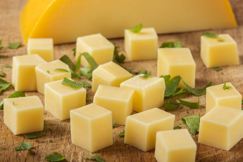 Cubes de fromage jaune image stock. Image du cube, sélecteur - 42380881