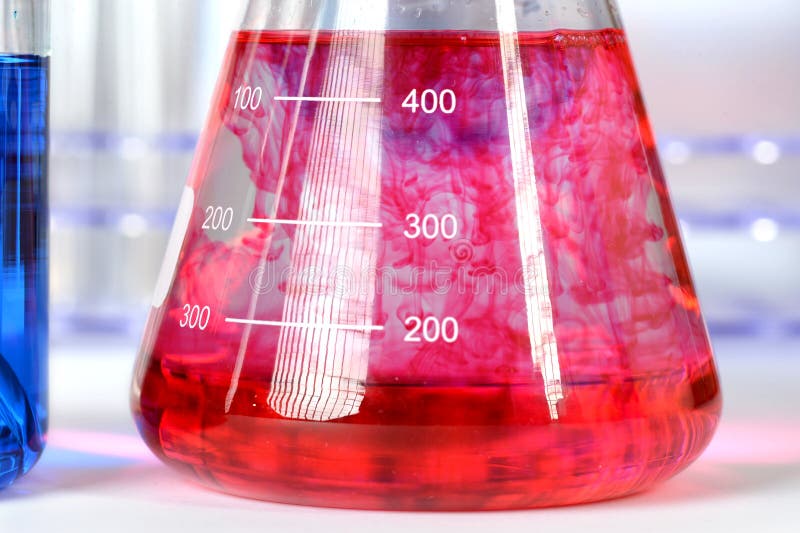 Flacon De Laboratoire Avec Le Colorant Rouge Photo stock - Image du ...