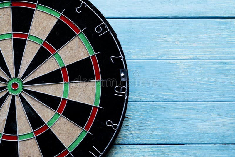 Panneau De Dard De Cible Sur Le Fond Rouge Photo stock - Image du ...