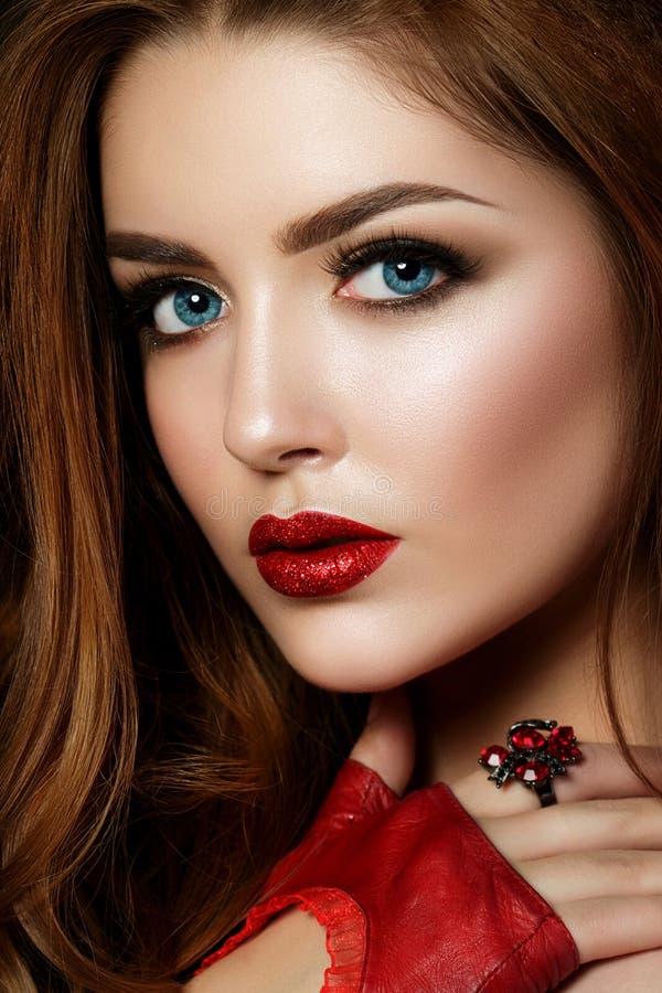Visage De Belle Jeune Femme Avec Les Cheveux Rouges Image Stock Image