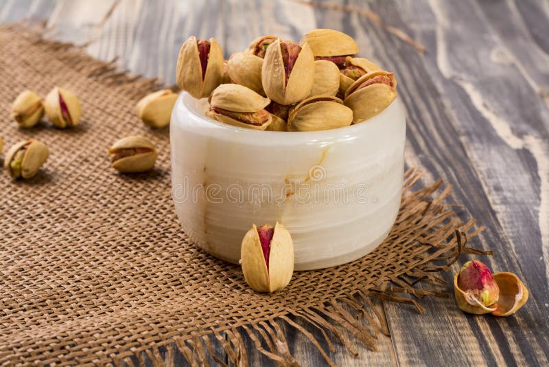 Fermez-vous Vers Le Haut Sur Le Fond Blanc Photo stock - Image du coque ...