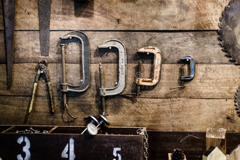 Ferramentas Antigas Velhas Na Oficina Da Carpintaria Do Vintage Imagem ...