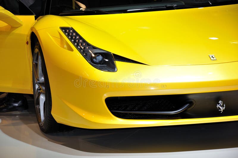 Ferrari amarelo. fotografia editorial. Imagem de moderno - 29194282
