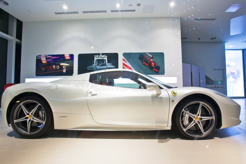 Frente Blanco Del Berlinetta De Ferrari F12 Fotografía editorial ...
