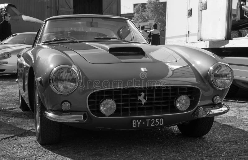 Ferrari preto no branco foto de stock editorial. Imagem de caro - 58002028