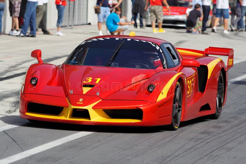 Ferrari F40 Gefahren Von Rader Klaus Redaktionelles Bild - Bild von ...