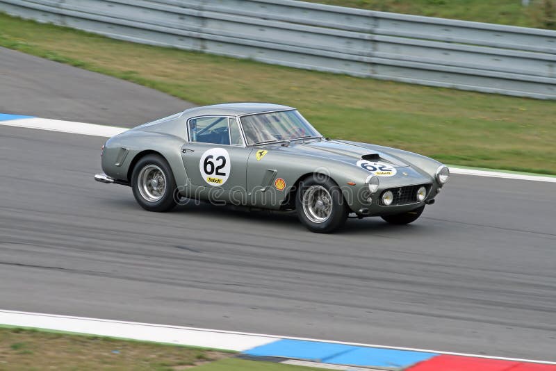 Ferrari Gris Sur Le Circuit Photo stock éditorial - Image du chevaux ...