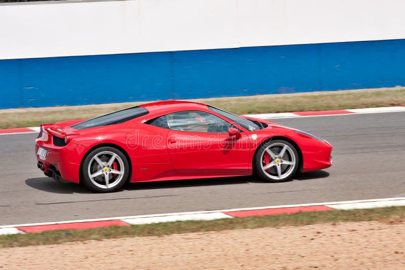 Ferrari rouge image stock éditorial. Image du célébrité - 20182489