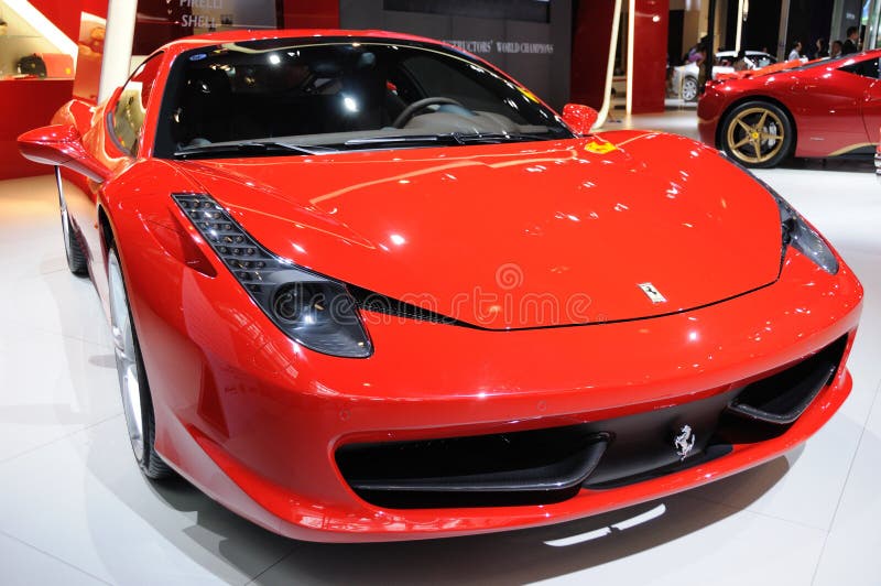 Ferrari rouge 458 Italie image stock éditorial. Image du lecteur - 28282074