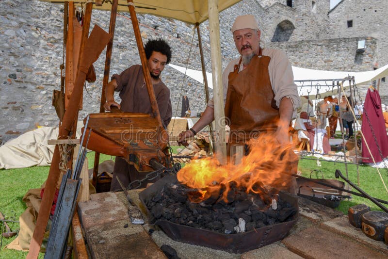 Ferreiro Que Está Forjando Uma Espada No Mercado Medieval Foto de Stock ...