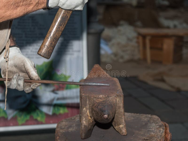 Ferreiro Working Iron Com Martelo E Batente Imagem de Stock - Imagem de ...