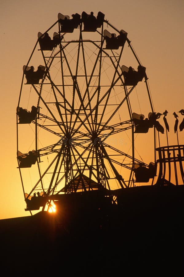 Ferris Wheel at Sunset editorial photography. Image of monica - 23148252