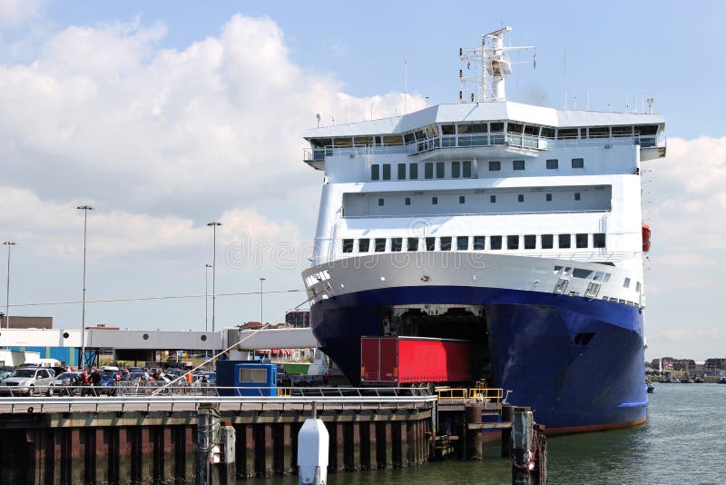 Navire de roulier photo stock. Image du marchandises - 65328648