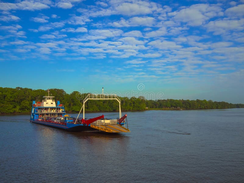 Barco no Rio Amazonas foto de stock. Imagem de chegado - 37688946