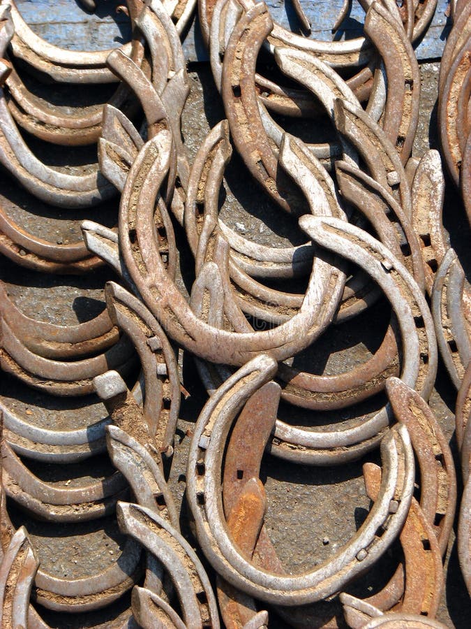 Fers à cheval image stock. Image du fond, cheval, courbe - 5713025