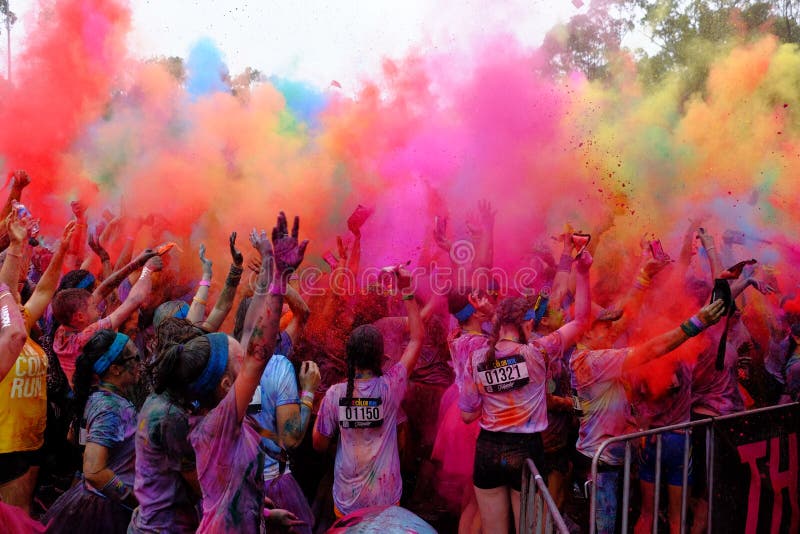 The Colour Run Crowd editorial photography. Image of powder - 73715487