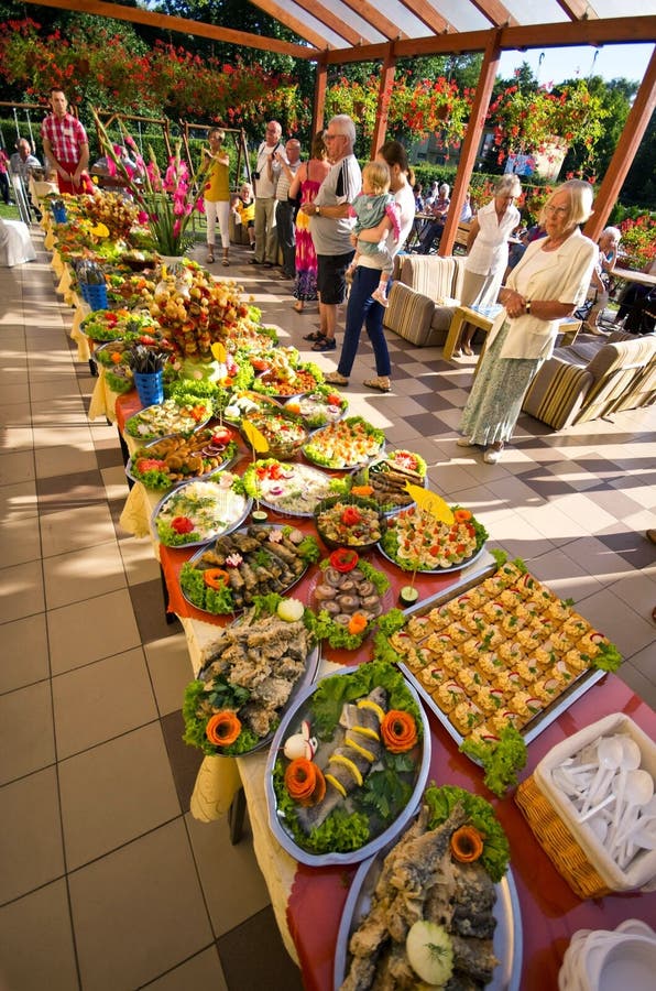 Nourriture Sur La Table De Buffet Image stock - Image du platter ...
