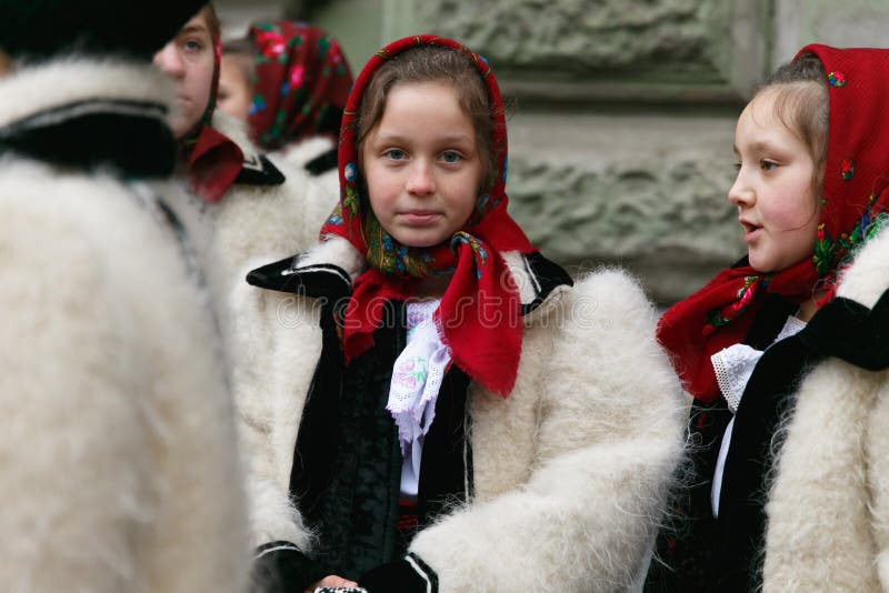 Festival Romeno No Traje Tradicional Imagem Editorial - Imagem de ...