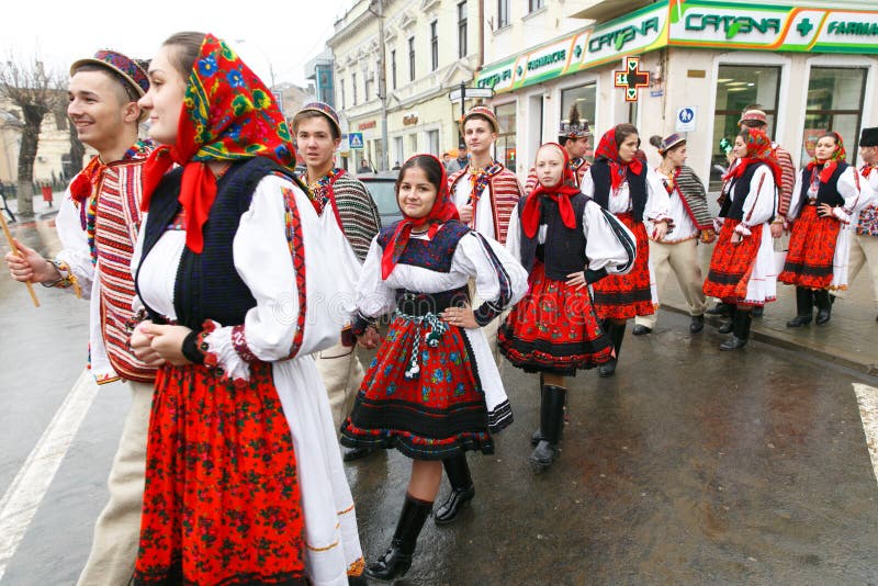 Festival Roumain Dans Le Costume Traditionnel Image éditorial - Image ...