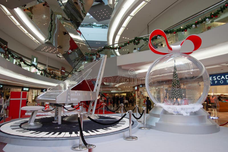 Festival Walk Christmas Tree Decorations in Hong Kong. 9 Dec 2006 ...