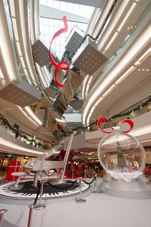 Festival Walk Christmas Tree Decorations in Hong Kong. 9 Dec 2006 ...