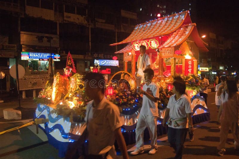 Float Carrying the Quuen and Her Court at the Los Angelse Chinese New ...