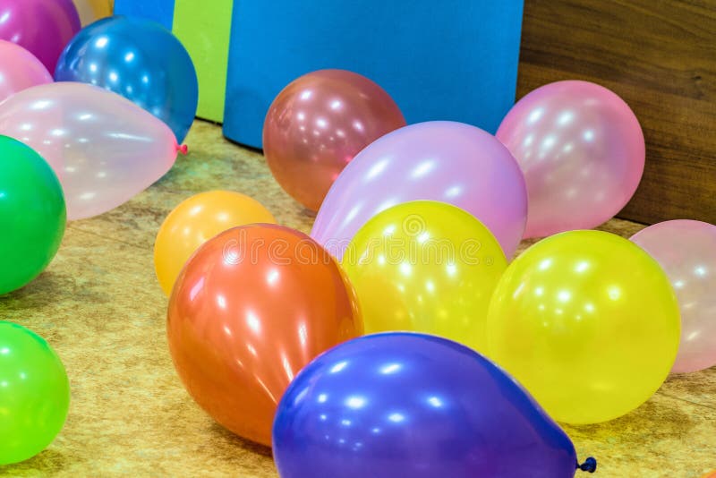 Festliche Farbige Ballone Auf Dem Boden Stockbild - Bild von zuhause ...