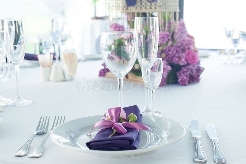 Festliches Gedeck Im Restaurant Mit Blumen Stockbild - Bild von ...