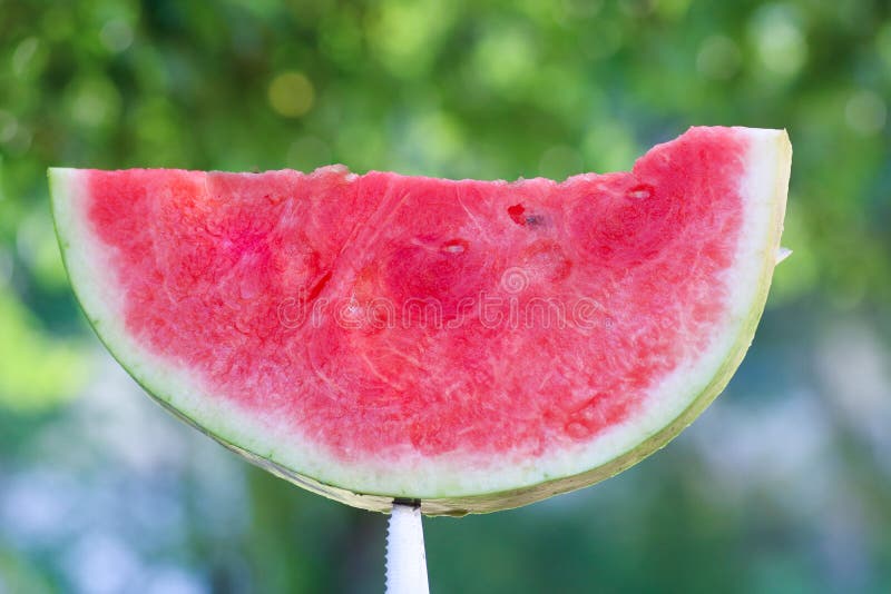 Fetta Dell'anguria Montata Sul Coltello Fotografia Stock - Immagine di ...