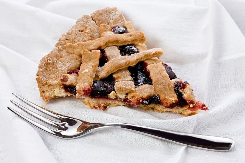 Fetta Di Crostata Dell'inceppamento Di Fragola Fotografia Stock ...