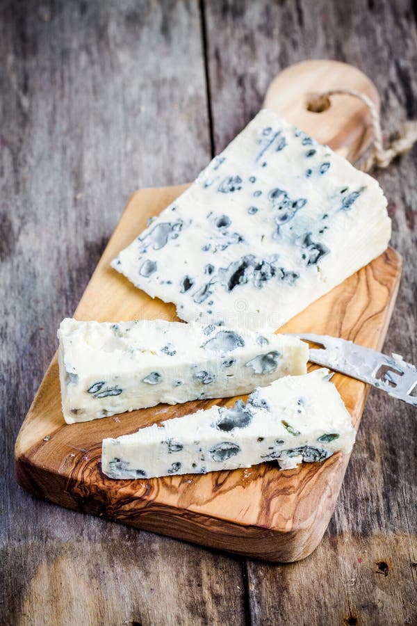 Formaggio Blu Con Miele, Oliva E Le Pere Sulla Tavola Rustica ...