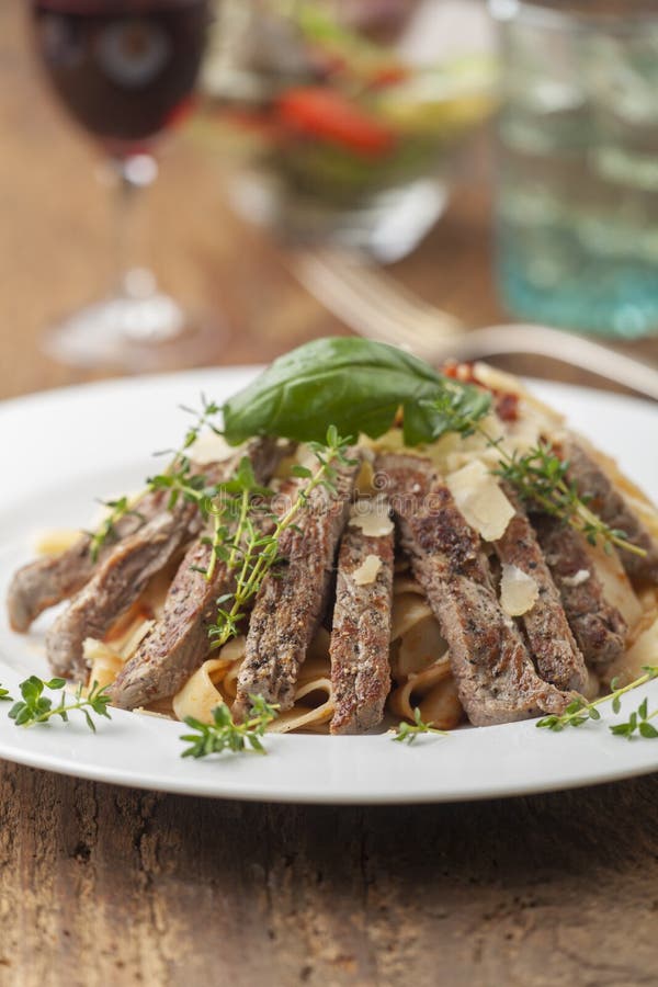 Fette Della Bistecca Su Pasta Immagine Stock - Immagine di piatto ...