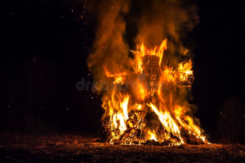 Feu Rituel De La Croix, Luxembourg Image stock - Image du hiver ...