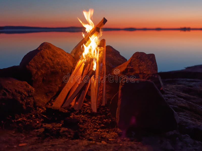 Feu De Camp Sur La Plage De La Mer La Nuit Image stock - Image du ...