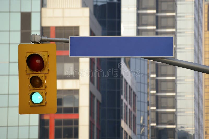 Feu De Signalisation Et Signe De Rue Blanc Image stock - Image du angle ...