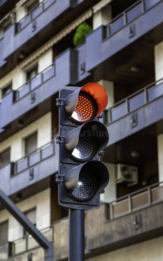 Feu rouge en ville image stock. Image du règlement, danger - 221136985